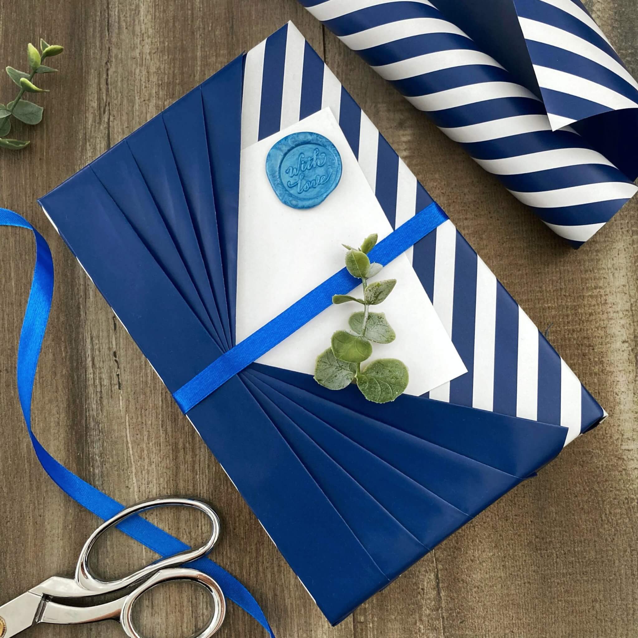 Double Fan Gift Wrapping (Reversible Paper) - Gift Wrapping Love